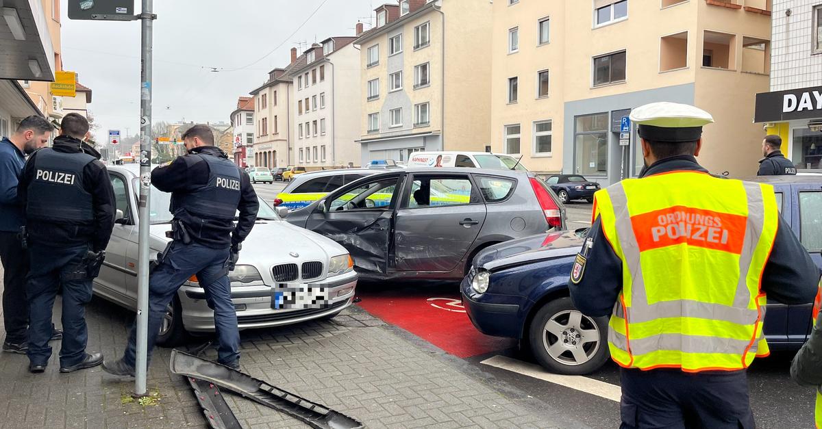 Frau nach Unfall in Gießen in Auto eingeklemmt